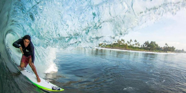 Muere la leyenda del surf Mikala Jones: el relato dramático de un testigo