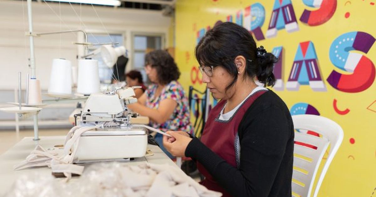 Las modistas ya trabajan en el vestuario de la Vendimia 2023