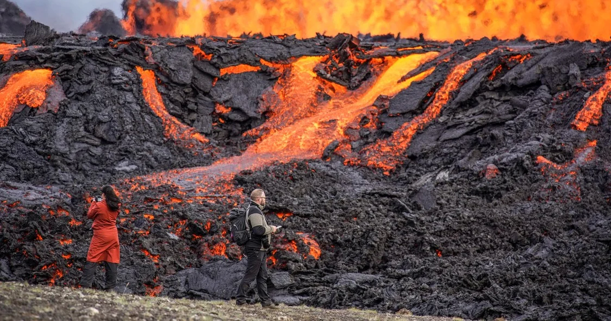 Impactantes imágenes de la lava emergiendo de un volcán