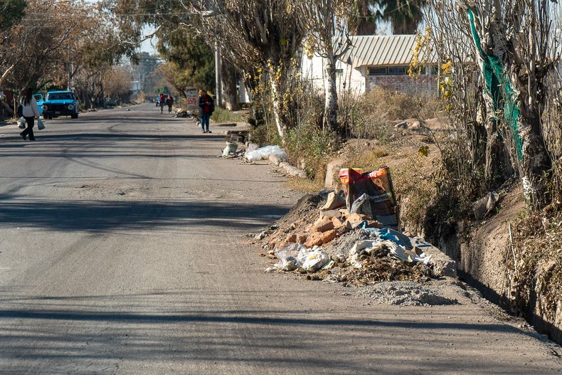 Entre basura y calles rotas: la otra cara de Las Heras que causa ...