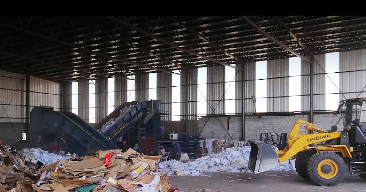 Un operario murió aplastado por una máquina compactadora