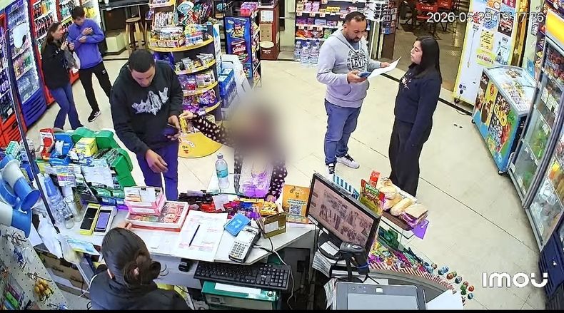 Video: robó a plena luz del día mientras estaba con su hija menor