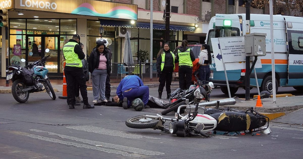 Terrible accidente vial entre dos motos en plena Ciudad de Mendoza