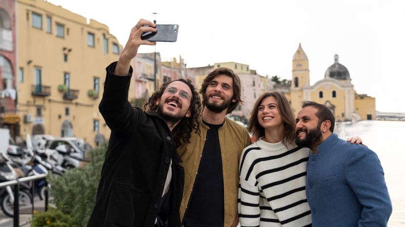 Tiene solo 8 episodios, está en Netflix y es la nueva joya italiana de ...