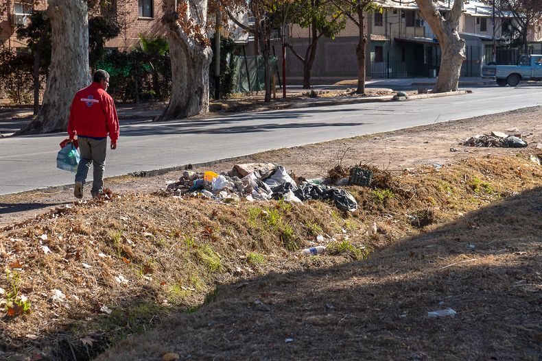 Entre basura y calles rotas: la otra cara de Las Heras que causa ...