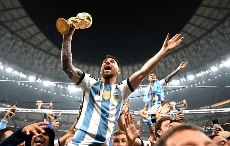 La Copa del Mundo que levantó Lionel Messi en Qatar era trucha