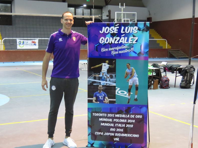 Vóley: gran homenaje recibió José Luis Pepe González Vóley: gran homenaje recibió José Luis Pepe González