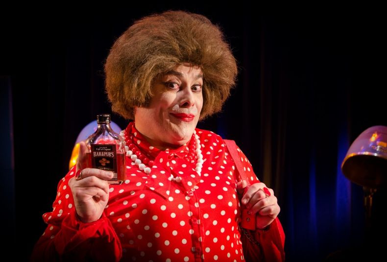 Rojo pasión, rojo sangre: ocho temporadas de una comedia teatral única