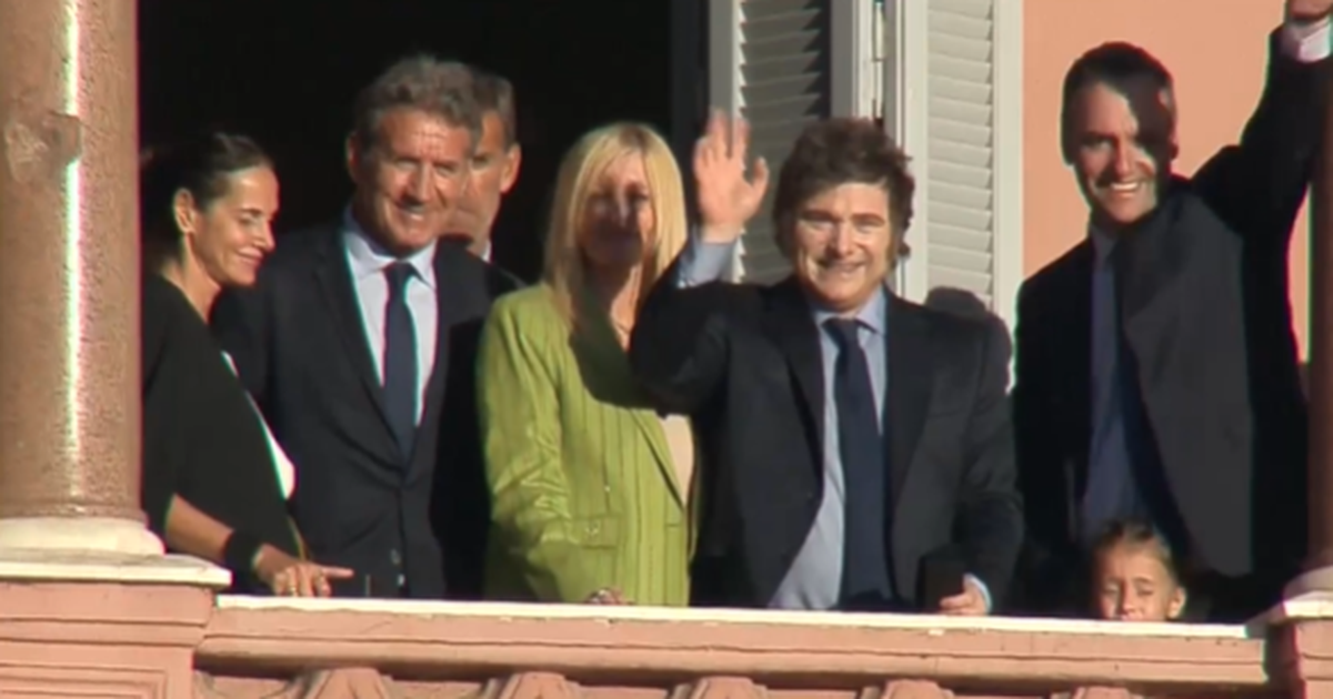 Milei saludó desde el balcón de la Rosada antes de la cadena: Fue el ...