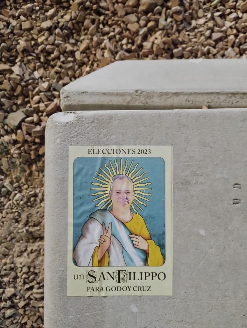 El candidato santo de Godoy Cruz y sus estampillas que buscan el voto ...