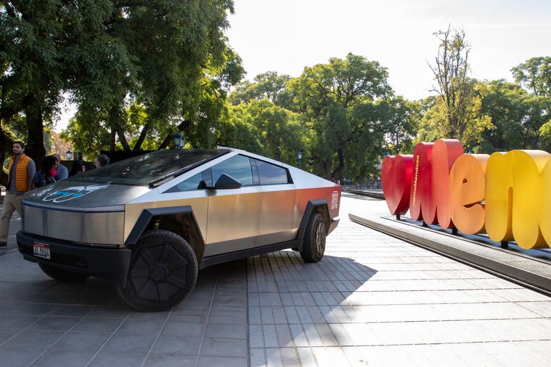 Video: recorren el mundo en un Tesla para romper un récord y pasaron ...