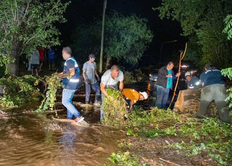Asisten a los damnificados tras la feroz tormenta: el relevamiento de daños