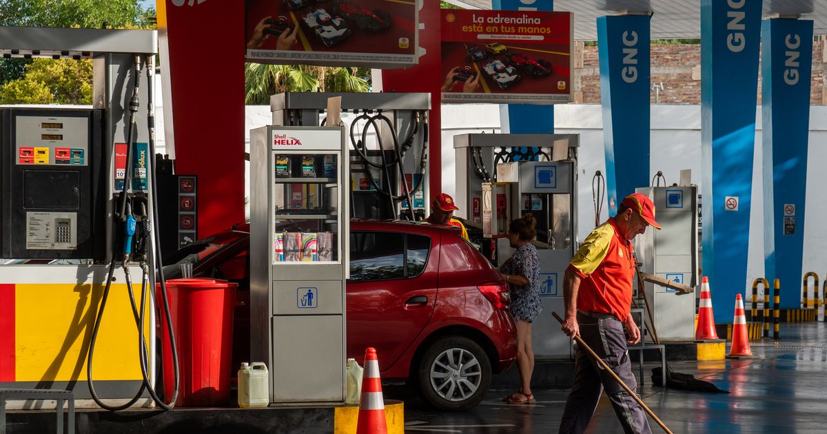 Shell ya aumentó el precio de sus combustibles: cuándo lo hará YPF
