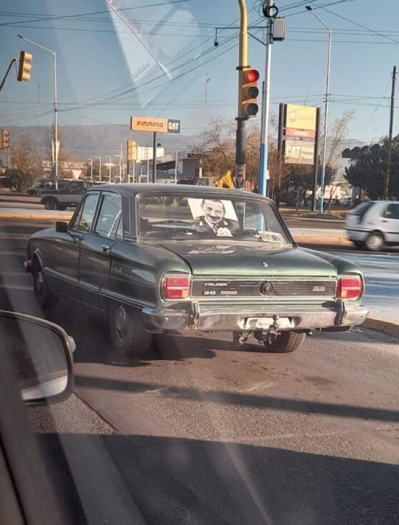 Un Falcon, símbolo de la dictadura, sacudió la previa del balotaje en ...