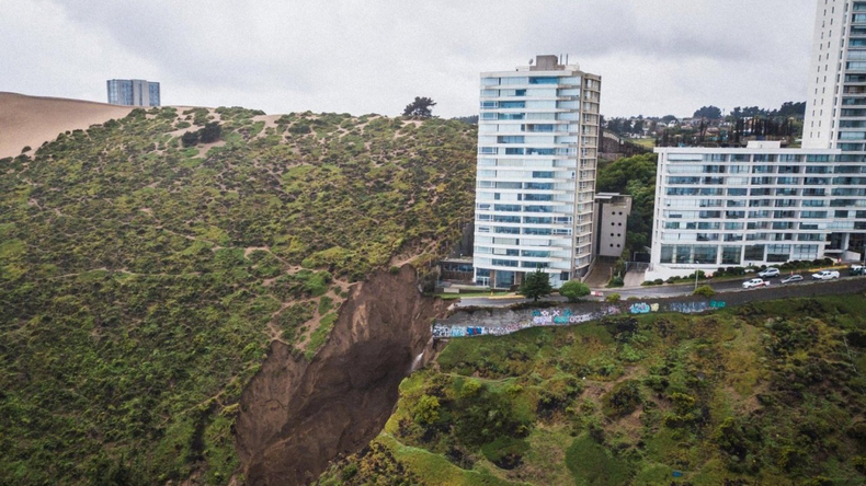 Chile: enorme socavón obligó a evacuar un edificio cercano a las dunas ...