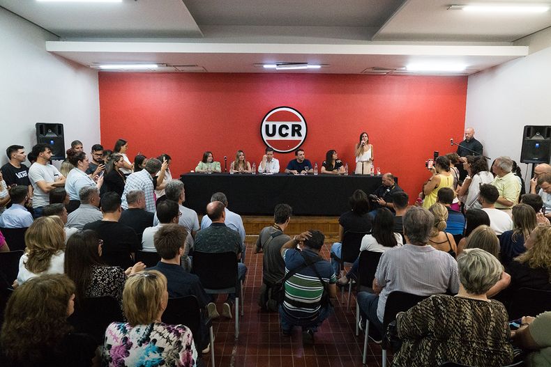 En un multitudinario festejo, asumió Andrés Lombardi como presidente de ...