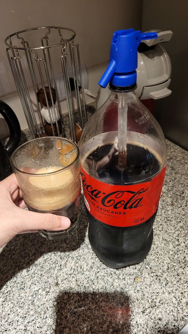 Conocé el ingenioso truco para que no se le vaya el gas a las gaseosas