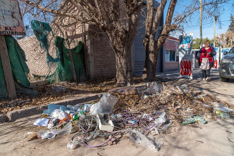 Entre basura y calles rotas: la otra cara de Las Heras que causa ...