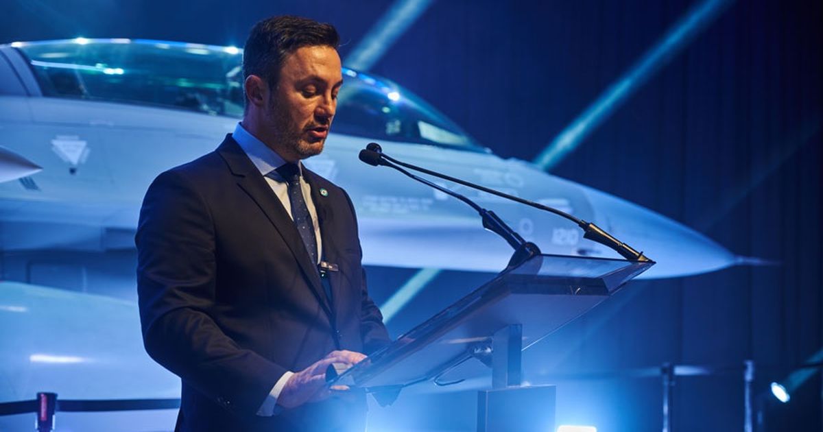 Antes de dejar Defensa, Luis Petri presenta los aviones F-16 y ...