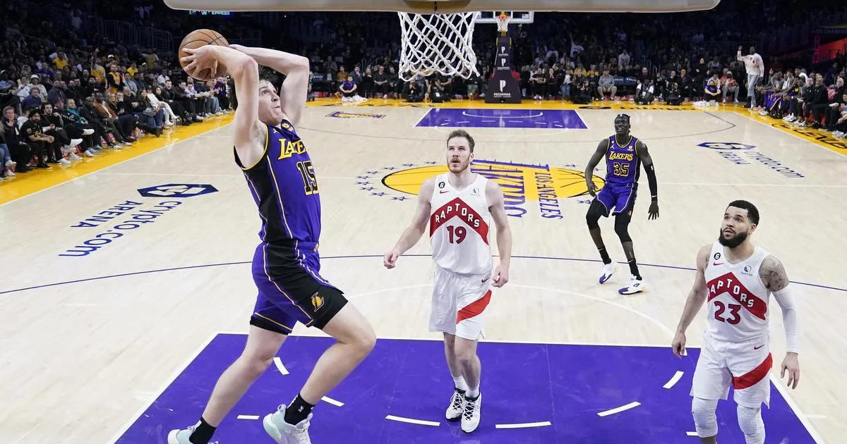 Los Angeles Lakers ganaron y quedaron a un paso de los playoffs de la NBA