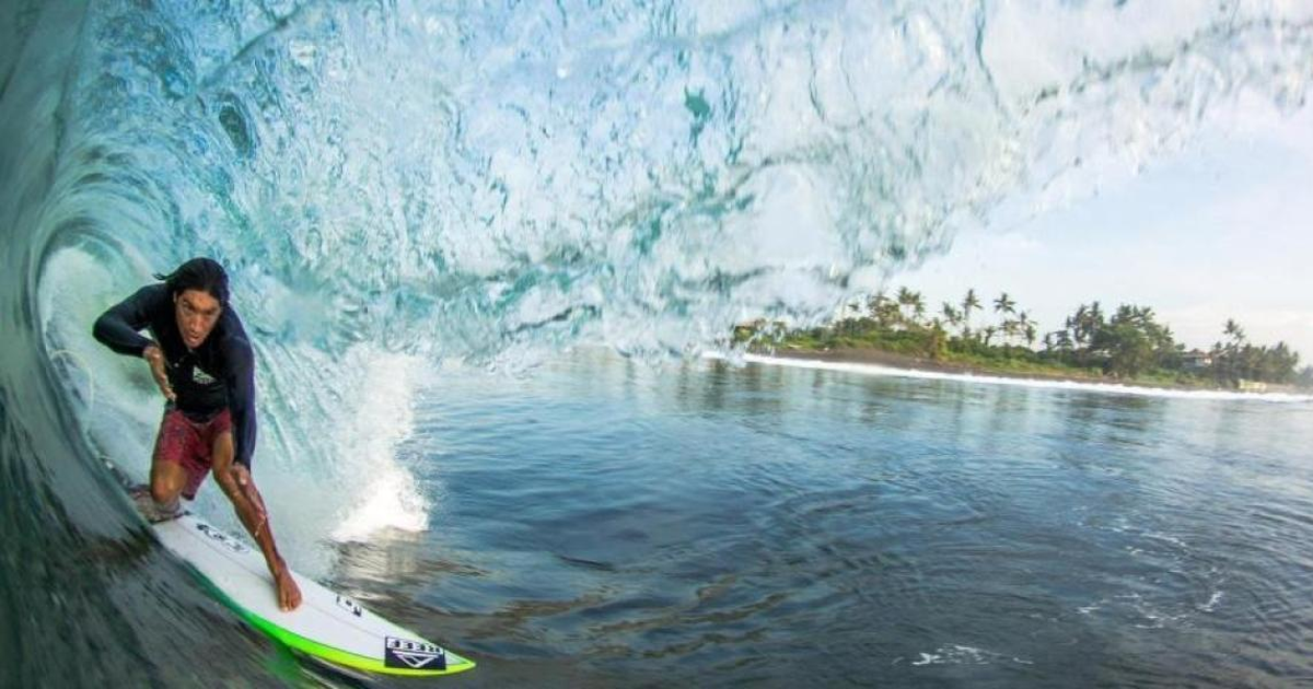 Muere la leyenda del surf Mikala Jones: el relato dramático de un testigo