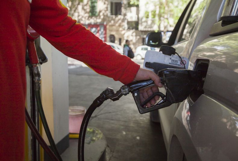 Axion y Shell suben los precios de las naftas y gasoil: ¿qué pasa con YPF?
