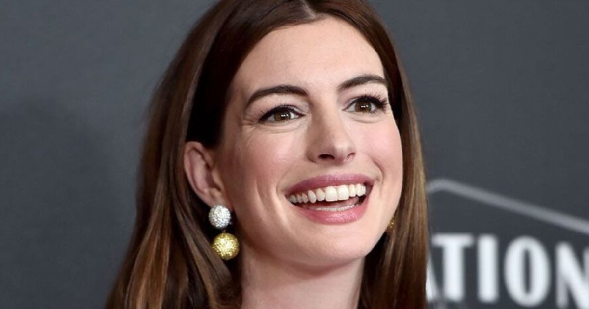 Anne Hathaway es la gran figura de esta película que arrasa en Netflix