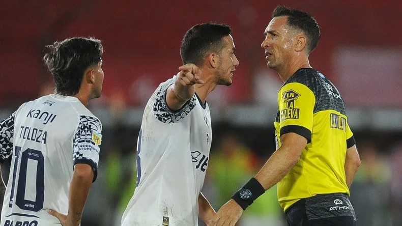 Escándalo con Independiente: Pablo Dóvalo no fue parado y lo premiaron