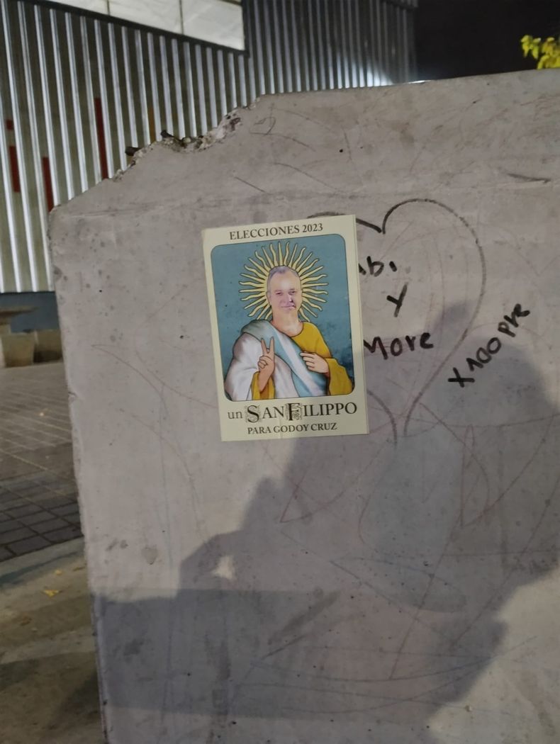 El candidato santo de Godoy Cruz y sus estampillas que buscan el voto ...