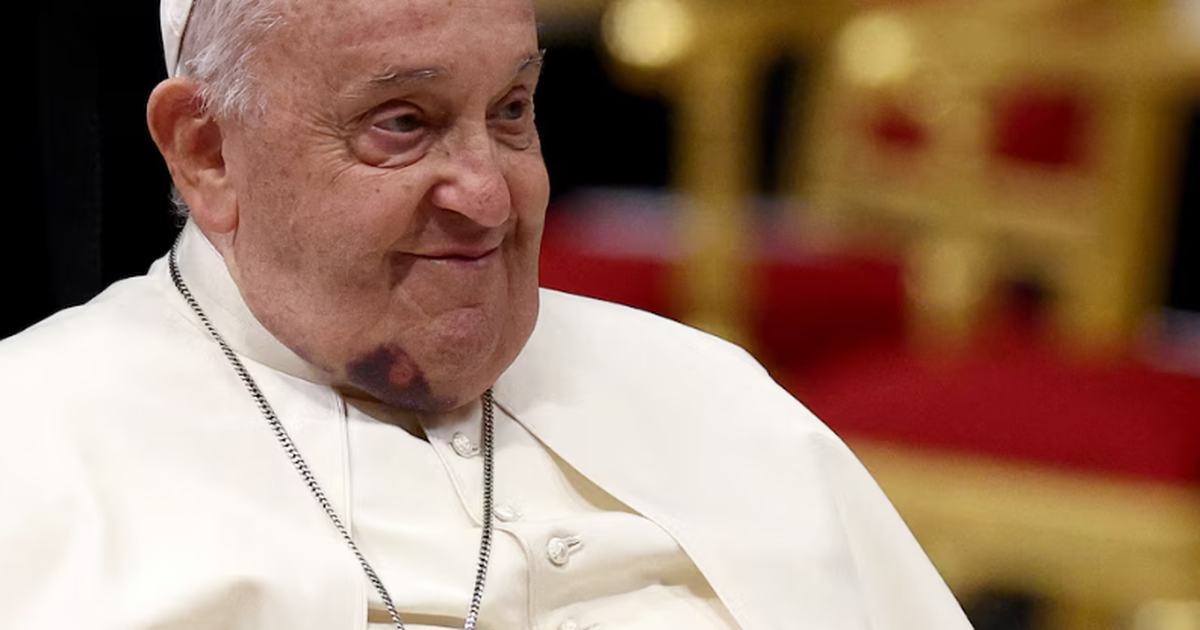 El Vaticano confirmó que el papa Francisco tiene neumonía bilateral