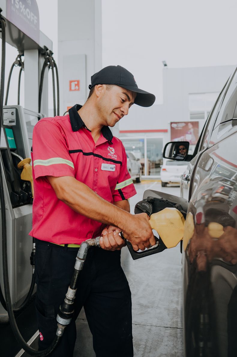 Shell y Axión se sumaron a YPF y bajaron los precios de combustibles