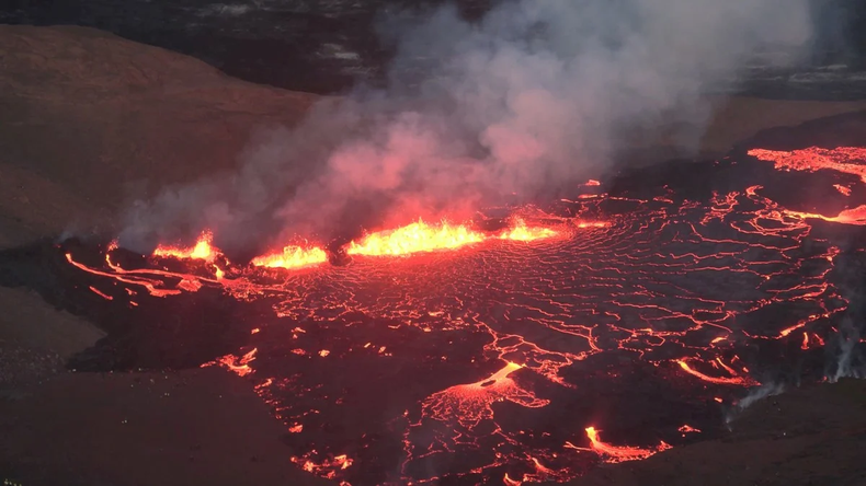 Impactantes imágenes de la lava emergiendo de un volcán