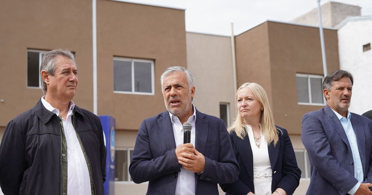 Cornejo entregó viviendas junto a Félix: Nosotros tomamos el desafío de ...
