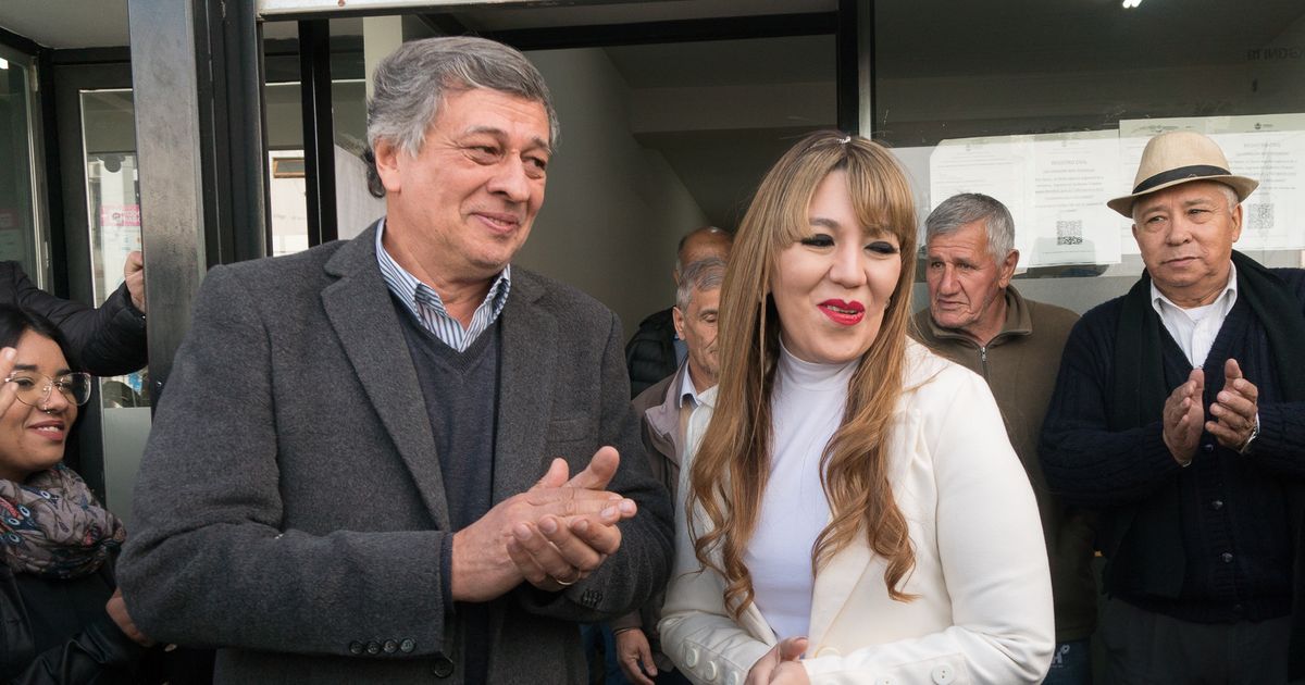 Daniel Orozco y Janina Ortiz, afuera de la Unión Cívica Radical