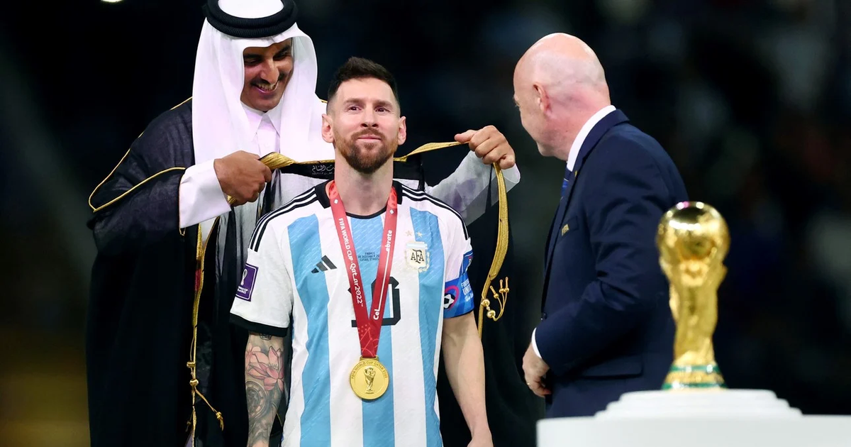 ¿Qué le pusieron a Lionel Messi para recibir la Copa?
