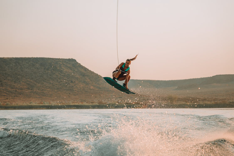 Desafiando las olas con el Wakeboard: un deporte acuático con ...